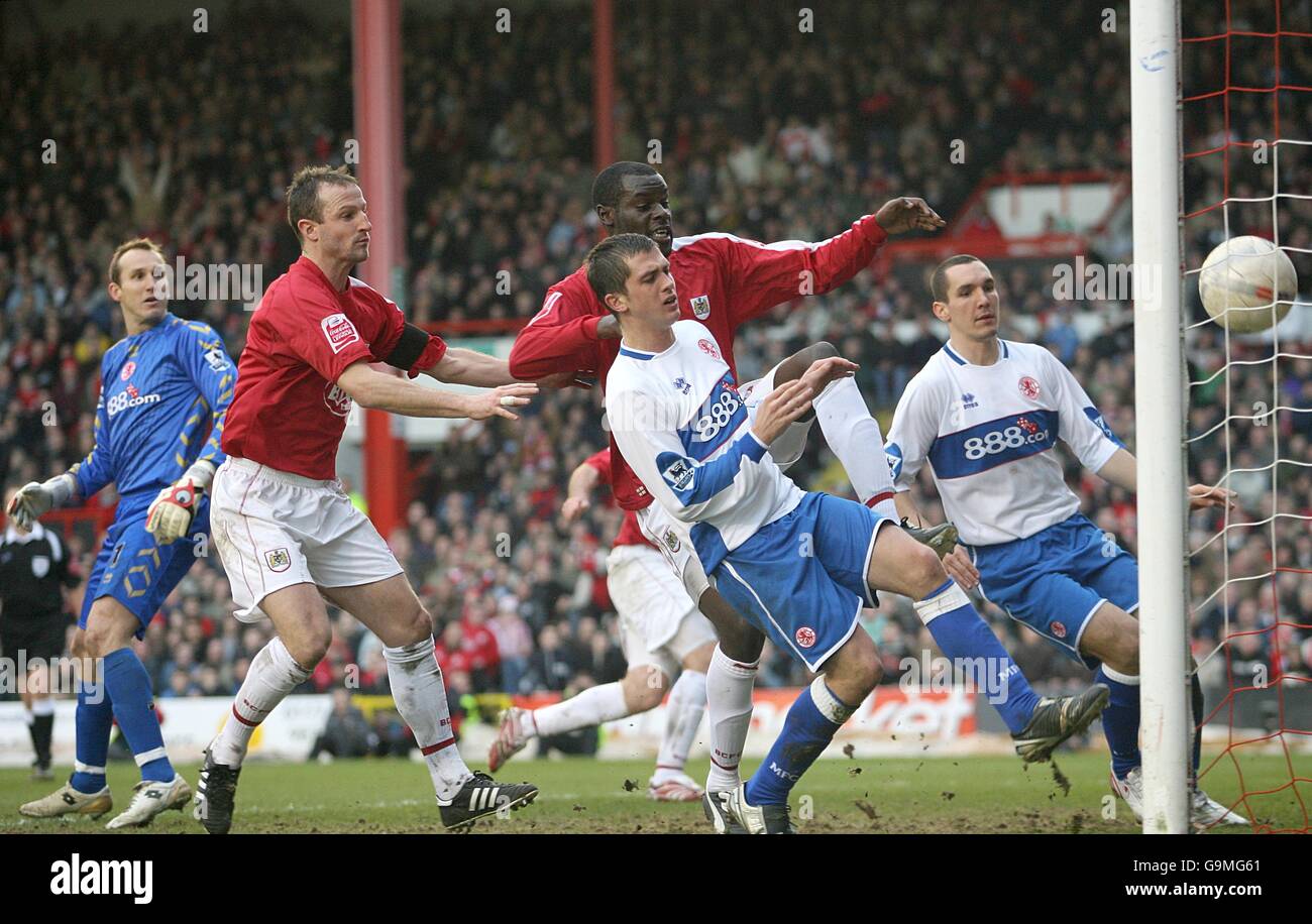 Middlesbrough goalkeeper Mark Schwarzer (left) looks on as Bristol City ...