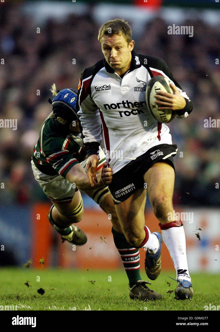Newcastle's Jonny Wilkinson (right) gets away from Leicester's Jordan ...