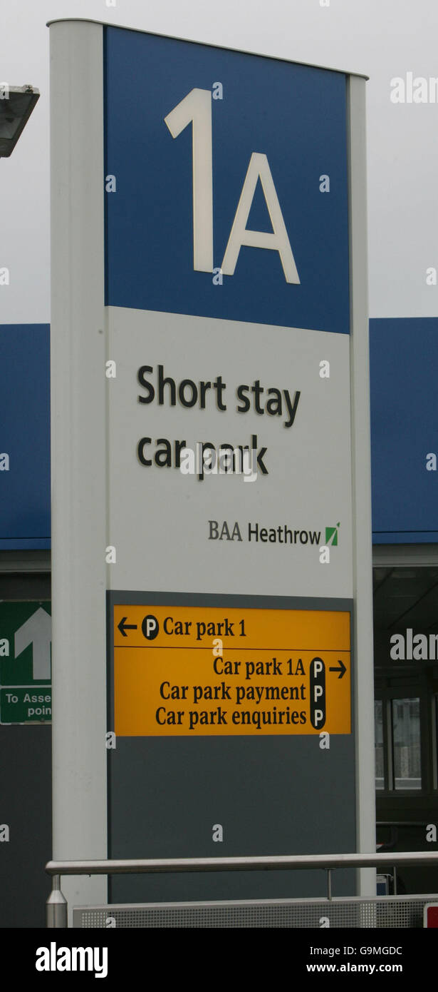 Generic stock Heathrow. Signs at London's Heathrow Airport Stock Photo ...