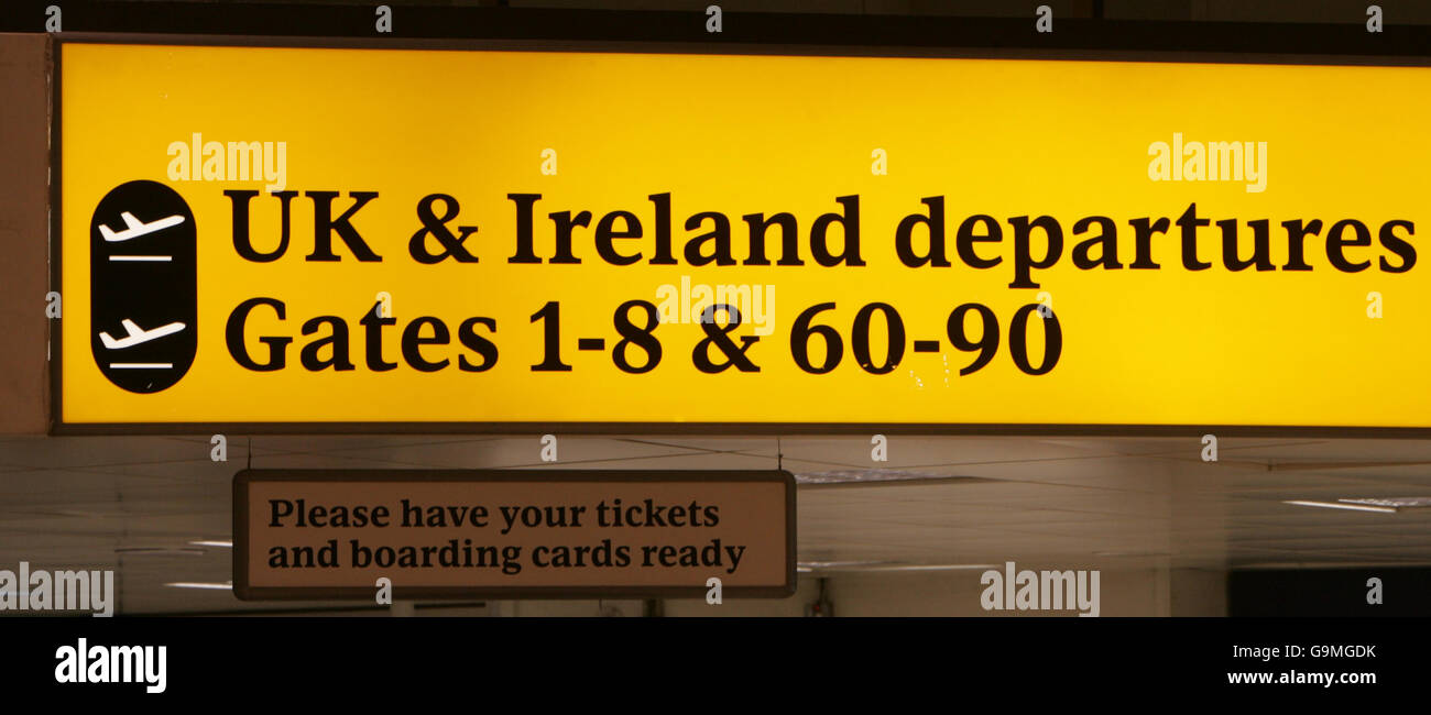 Generic stock Heathrow. Signs at London's Heathrow Airport Stock Photo ...
