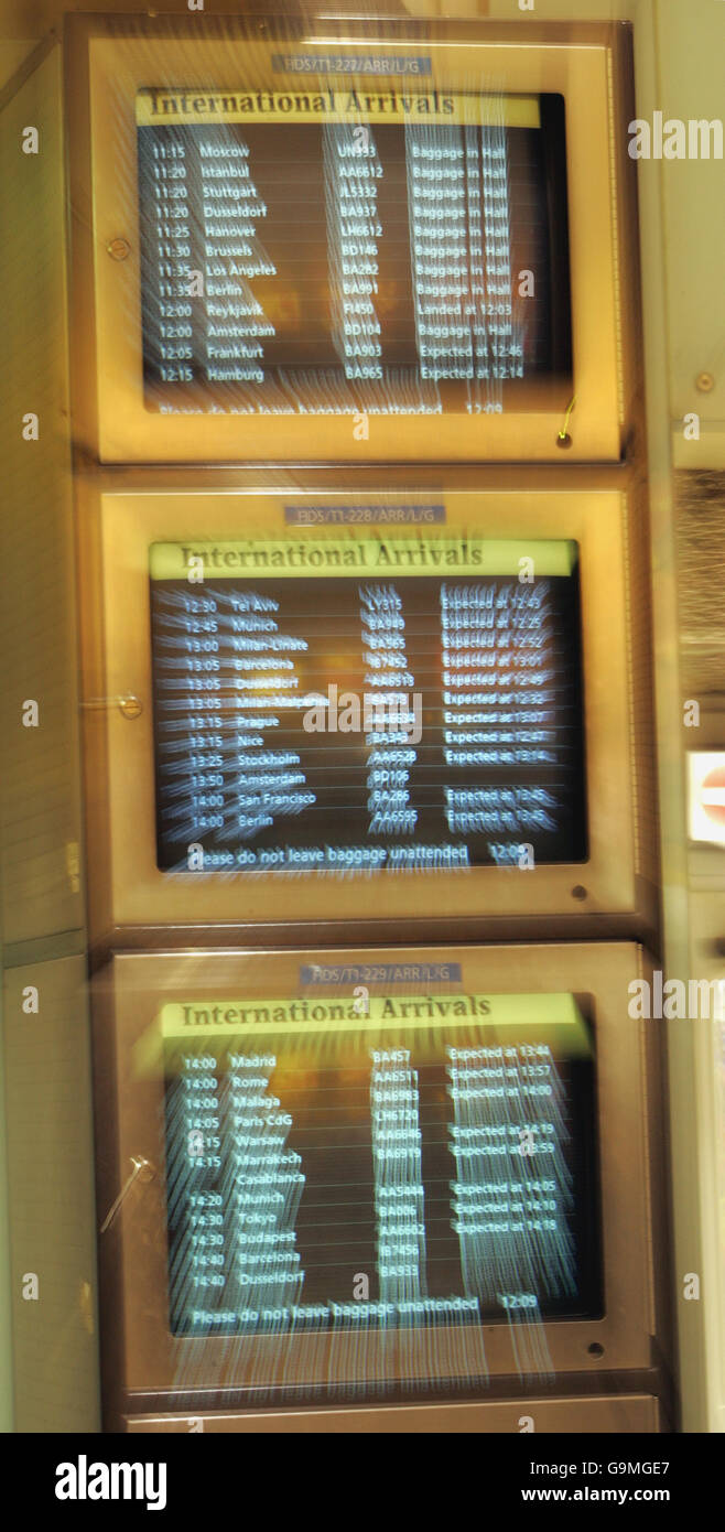 Signs at londons heathrow airport hi-res stock photography and images ...