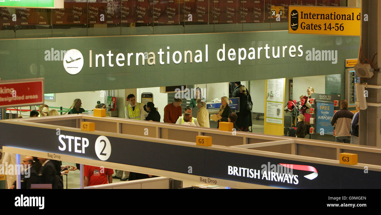 Generic stock Heathrow. Signs at London's Heathrow Airport Stock Photo ...