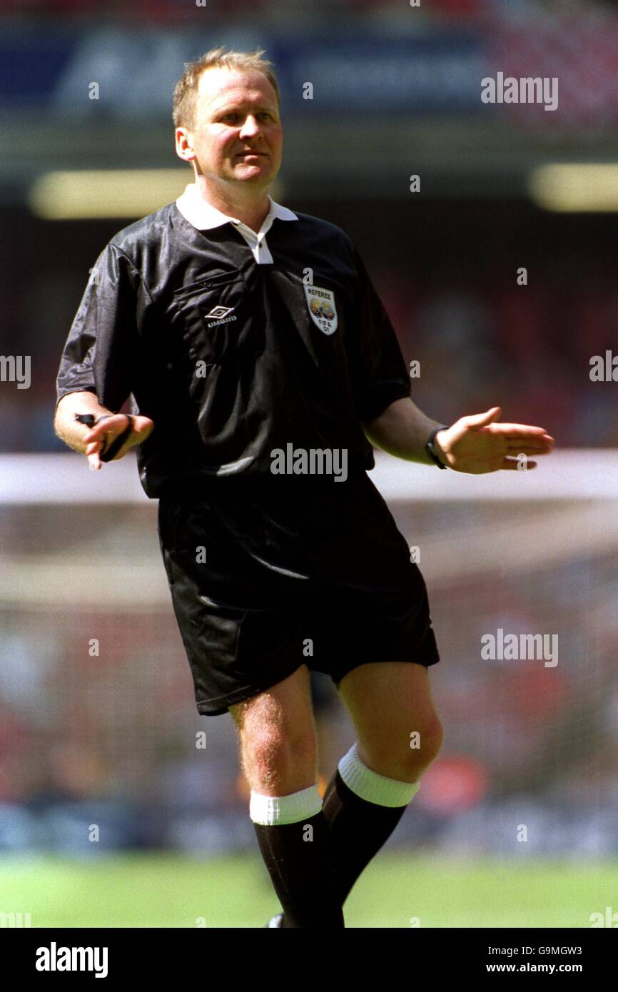 Football referee steve dunn hi-res stock photography and images - Alamy