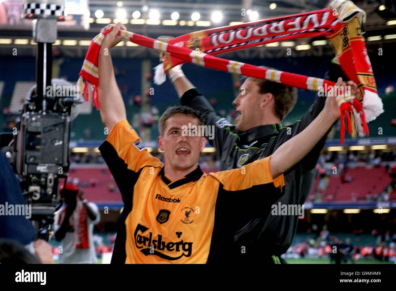 (L-R) Liverpool's Michael Owen and Sander Westerveld celebrate winning ...