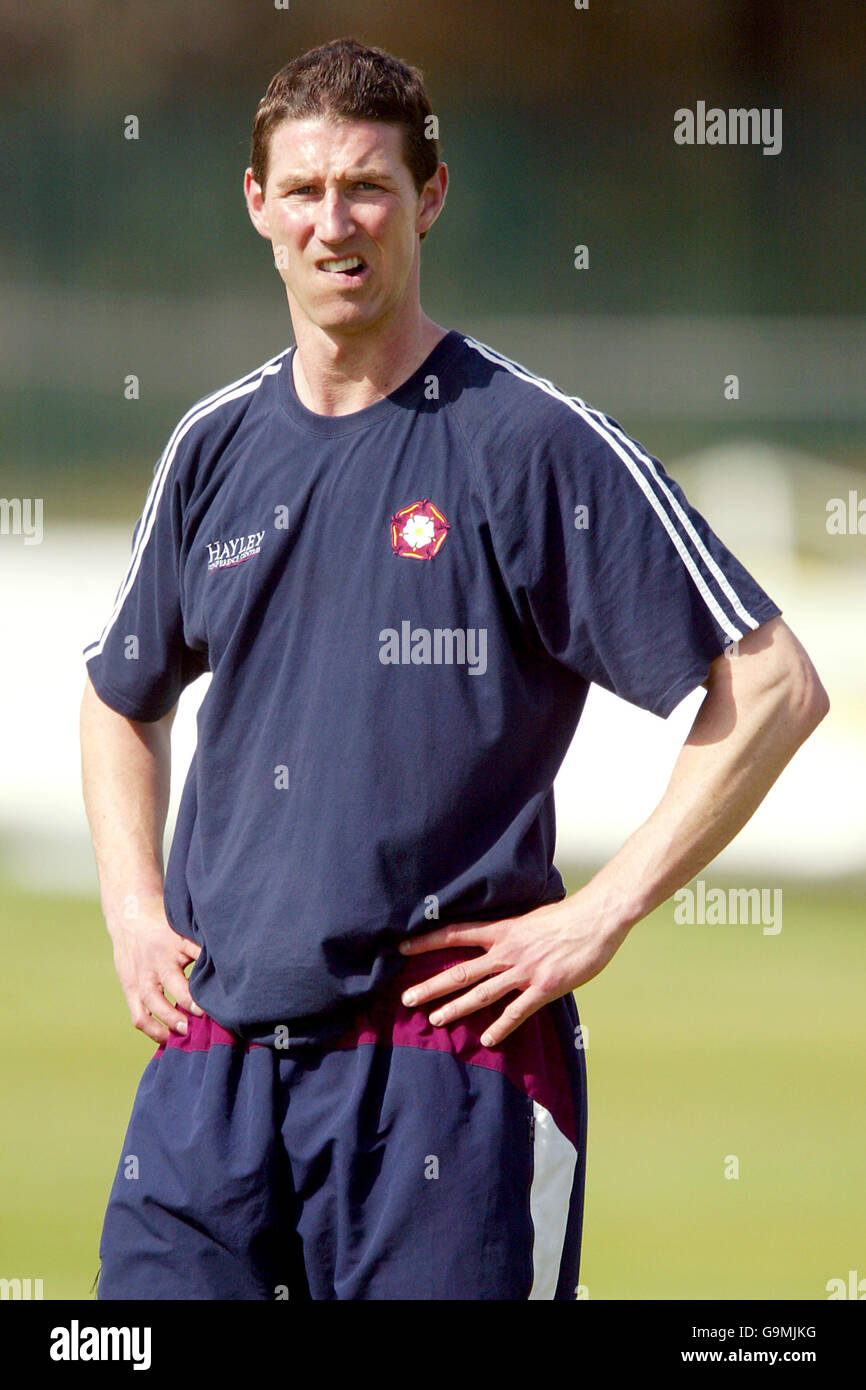 Neil foster cricket hi-res stock photography and images - Alamy
