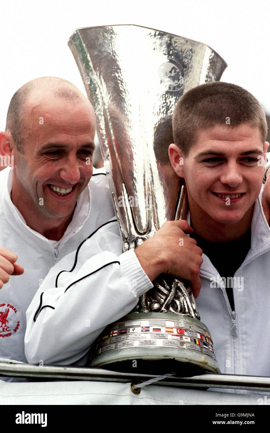 Gary McAllister and Steven Gerrard with the UEFA Cup trophy Stock Photo ...