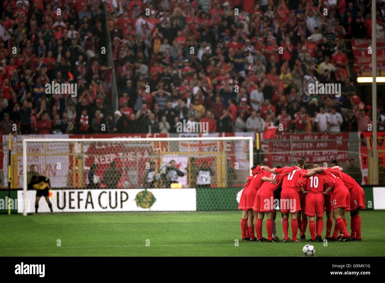 Liverpool players do the huddle before the match hi-res stock ...