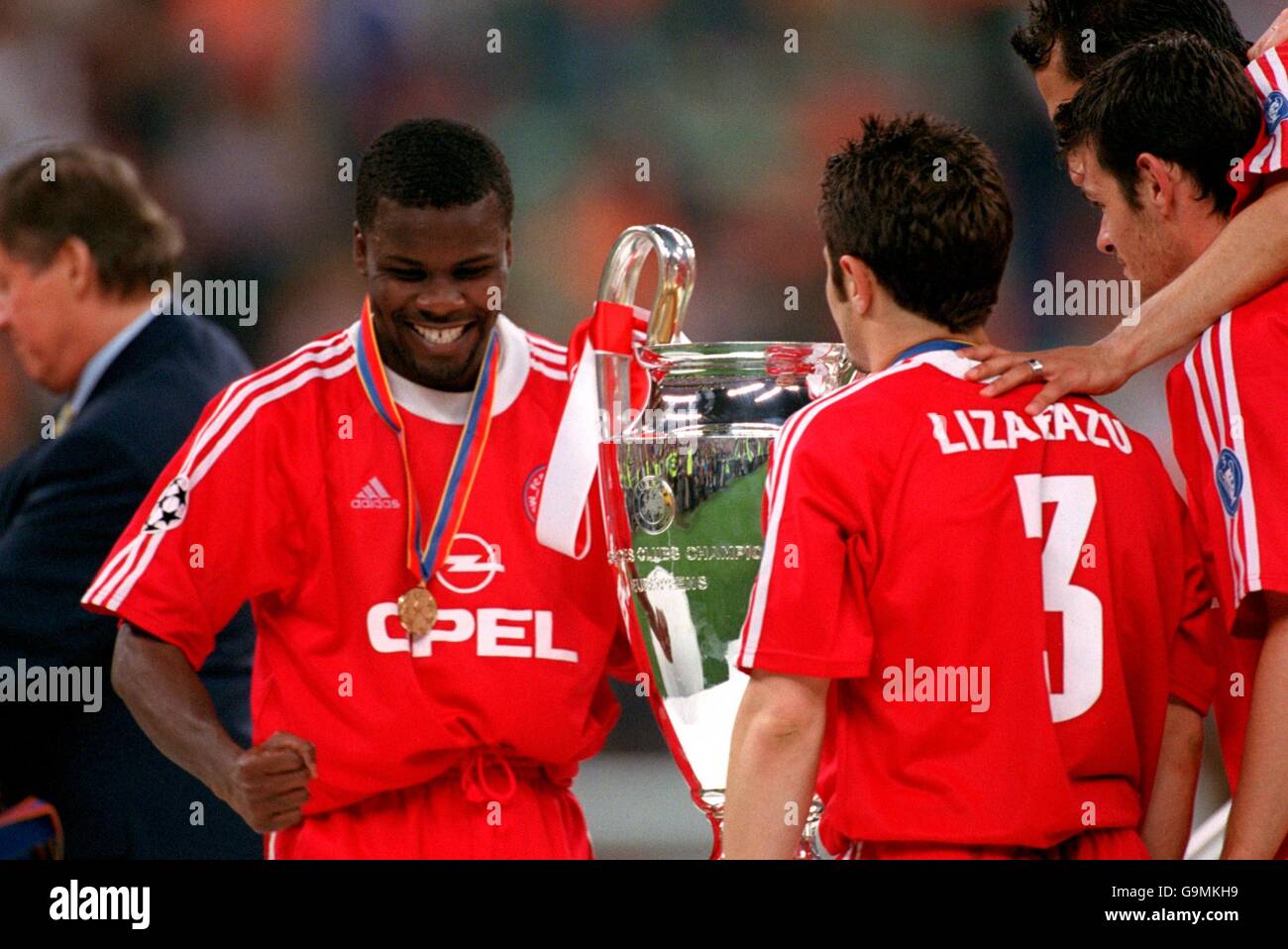 Bayern Munich's Samuel Kuffour (l) shows his delight after collecting ...