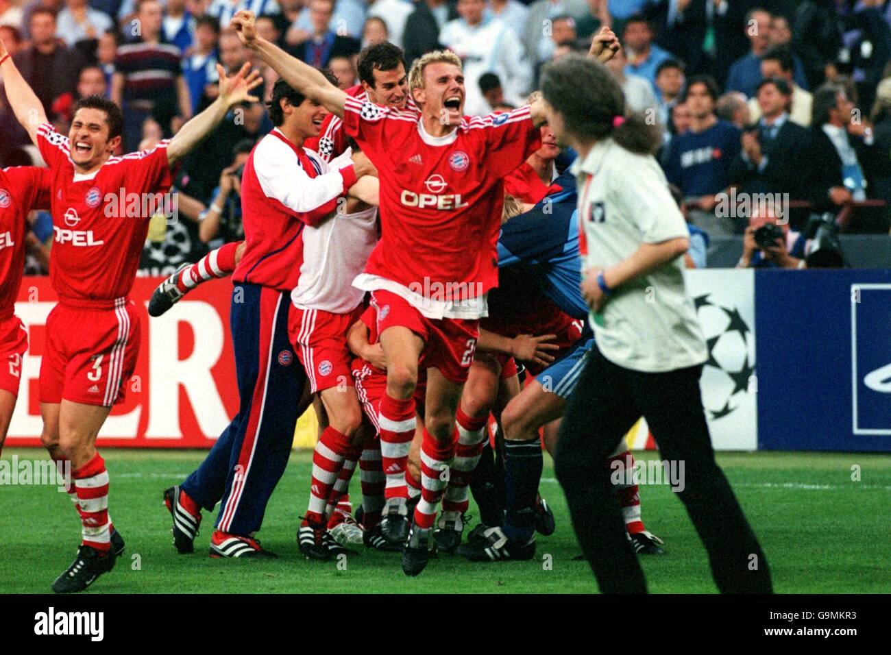 Bayern Munich's Bixente Lizarazu (l) and Alexander Zickler (r ...