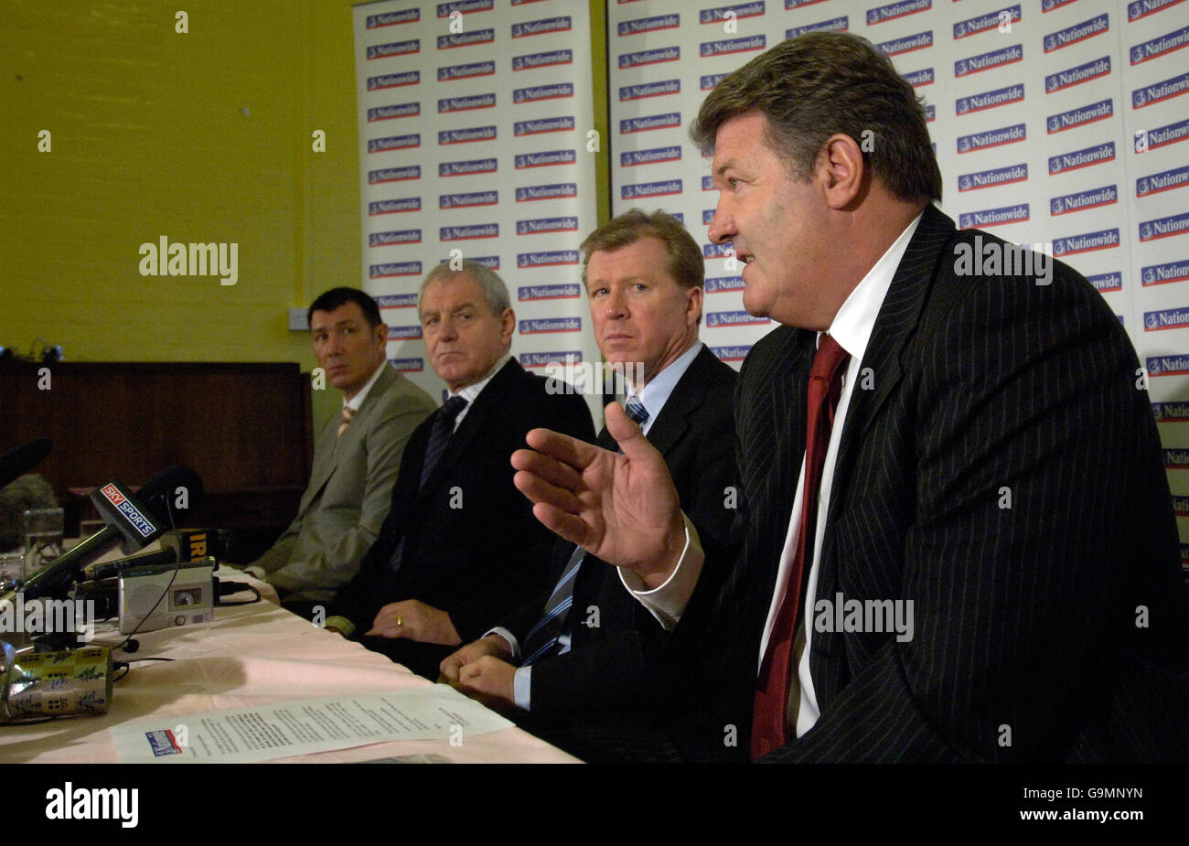 Soccer steve mcclaren press conference london hi-res stock photography ...