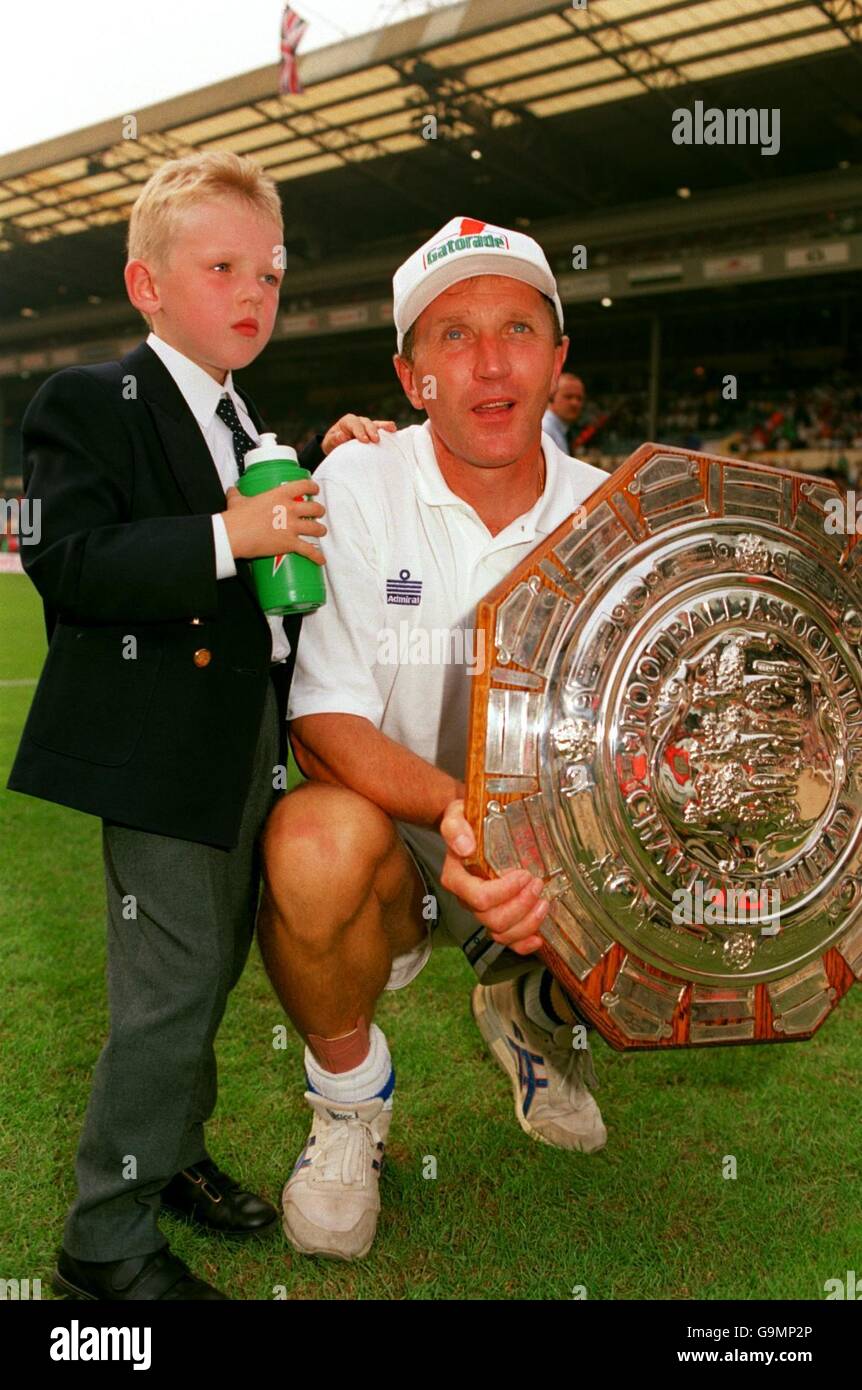 LEEDS MANAGER HOWARD WILKINSON POSES WITH THE CHARITY SHIELD AND HIS ...