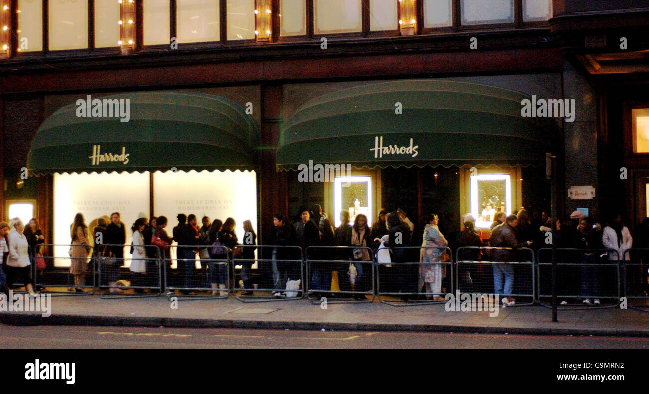 Shoppers queue outside harrods hi-res stock photography and images - Alamy