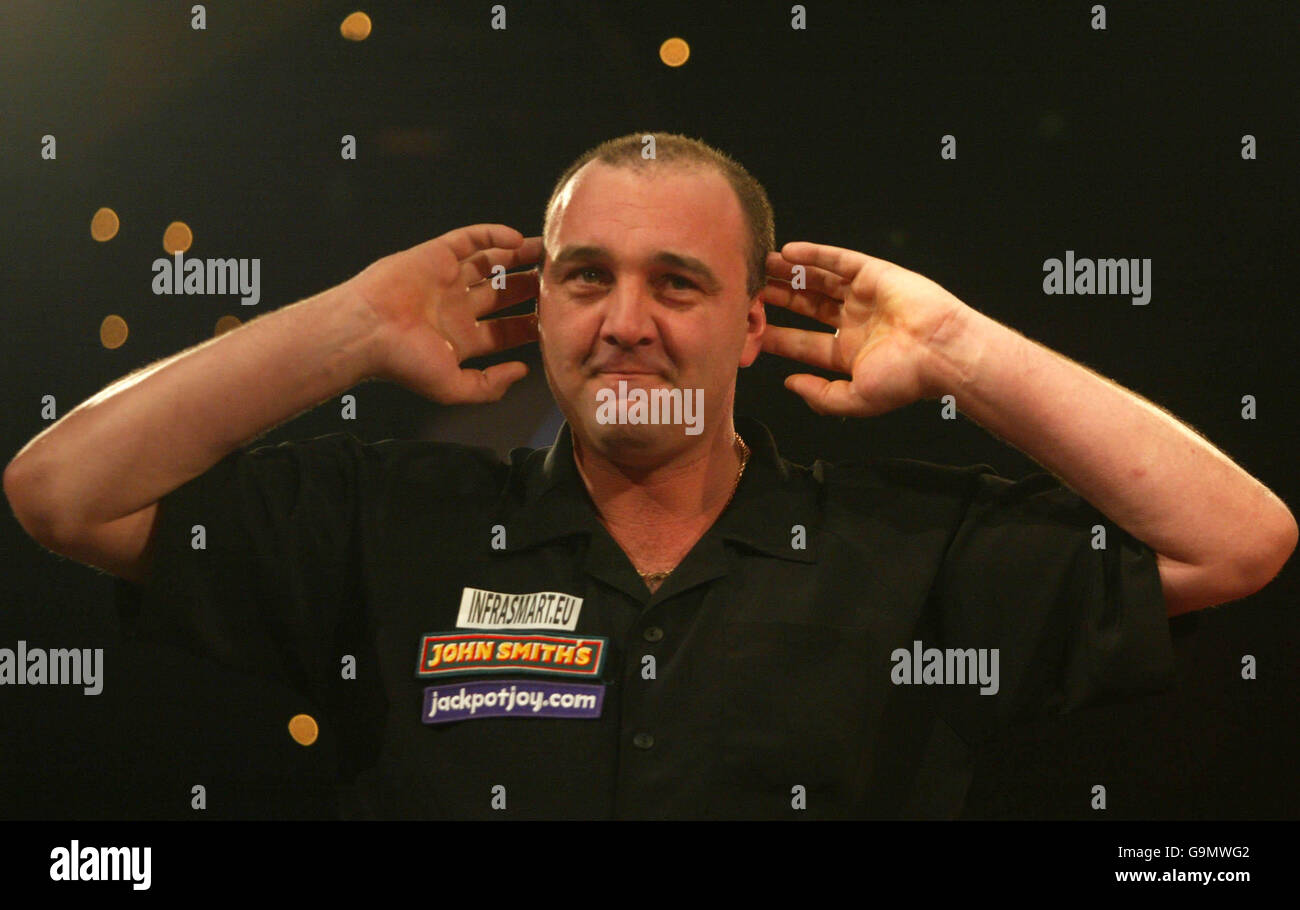 Great Britain's Gary Robson celebrates beating Great Britain's John ...