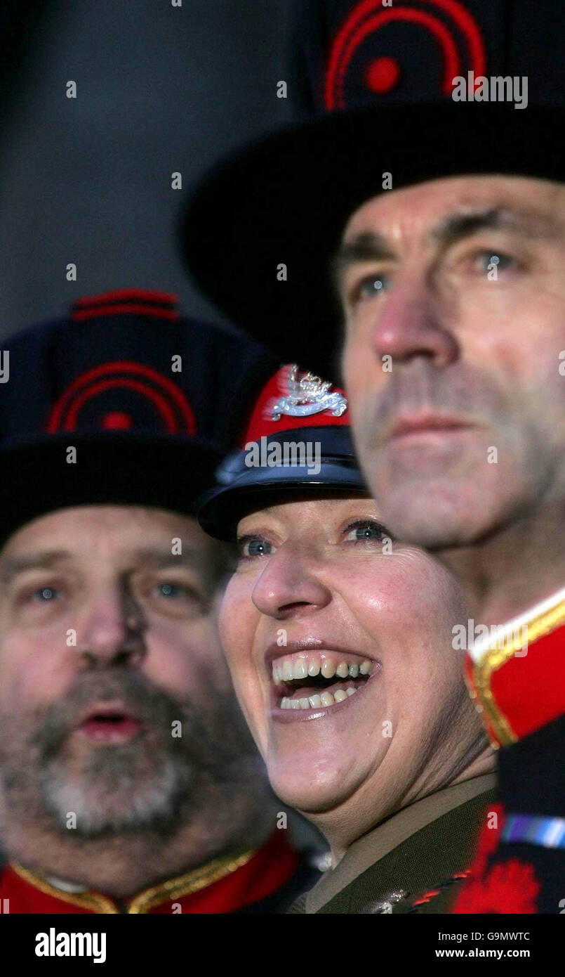 Centre first female yeoman warder beefeater hi-res stock photography ...