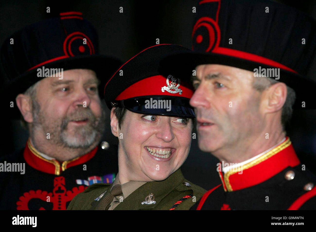 Centre first female yeoman warder beefeater hi-res stock photography ...