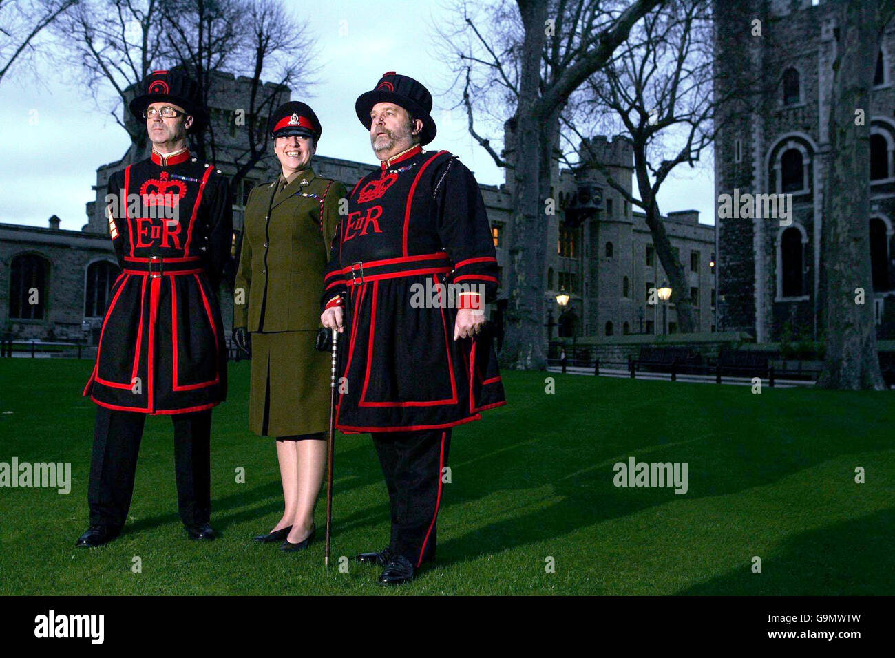 Centre first female yeoman warder beefeater hi-res stock photography ...