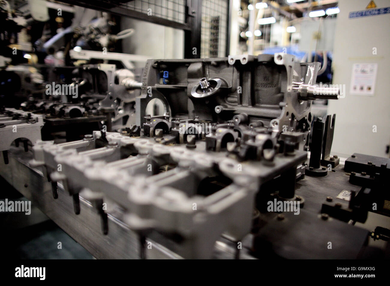 Engines on line factory hi-res stock photography and images - Alamy