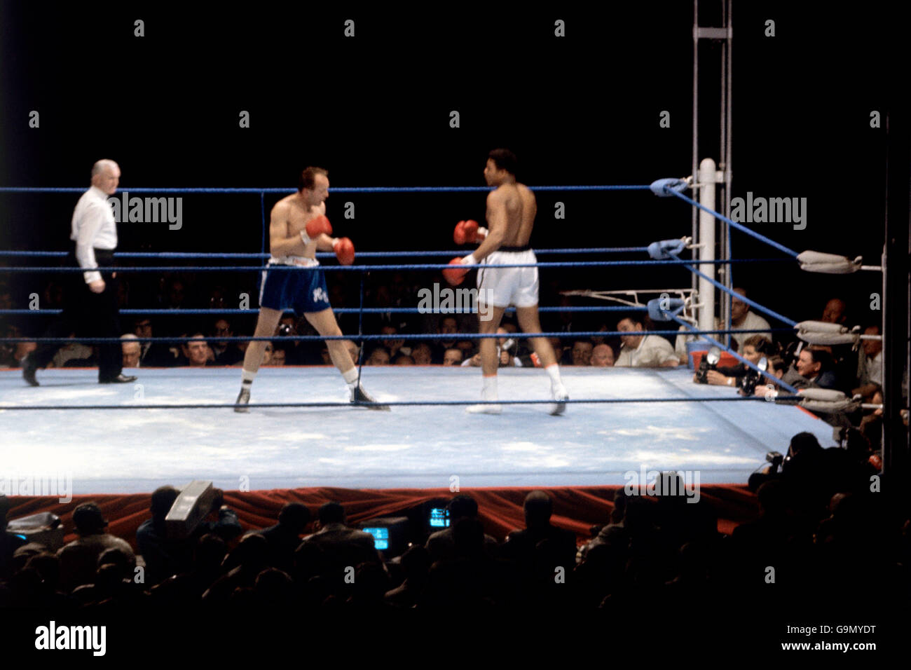 Henry cooper to fight cassius clay hi-res stock photography and images ...