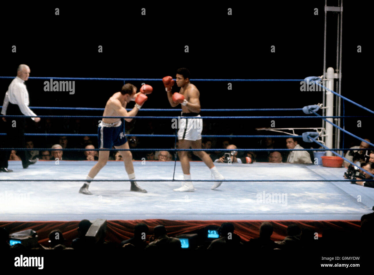 Boxing - Mohammad Ali v Henry Cooper Fight Stock Photo - Alamy