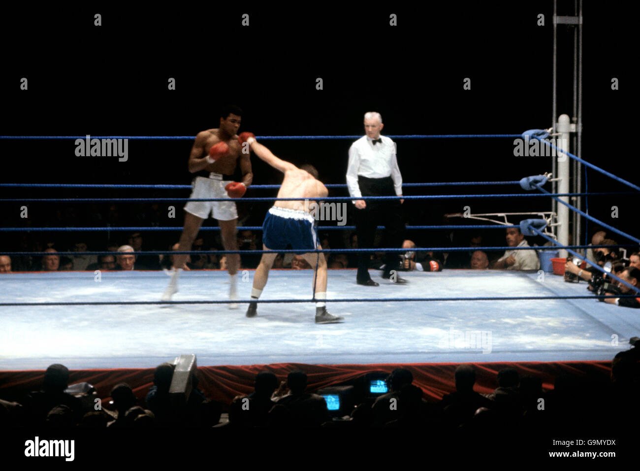 Henry cooper to fight cassius clay hi-res stock photography and images ...