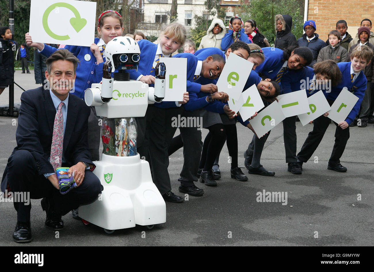 Environment Minister Ben Bradshaw with pupils at St Leonard's Primary ...