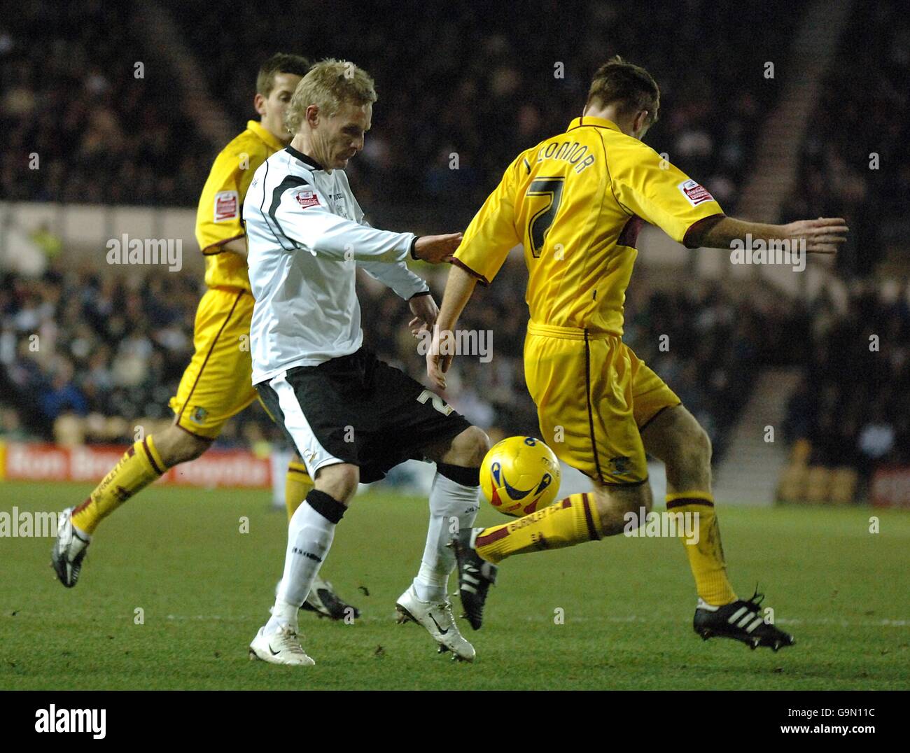 Derby County's Gary Teale takes on Burnley's James O'Connor Stock Photo ...