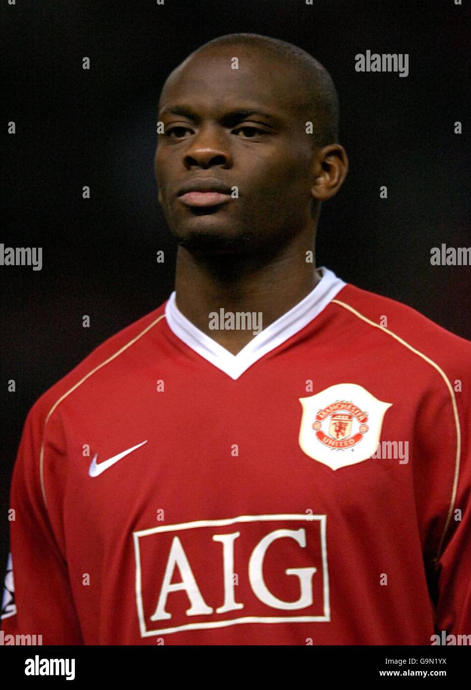 Manchester United's Louis Saha in the line up before kick off Stock ...