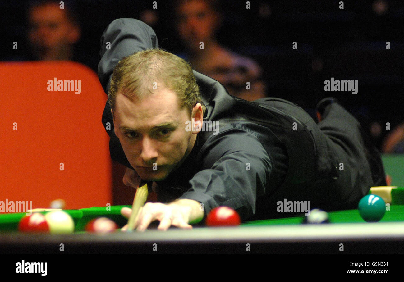 Graeme Dott in action against Scott MacKenzie during the Maplin UK ...