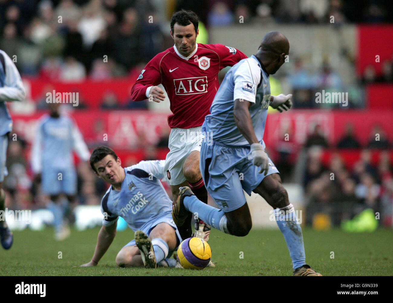 Manchester United's Ryan Giggs (centre) goes past Manchester City's ...