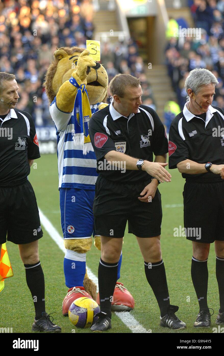 Full length mascot referee hi-res stock photography and images - Alamy