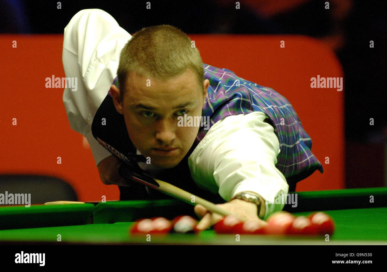 Scotland's Stephen Hendry in action during the Maplin UK Snooker ...