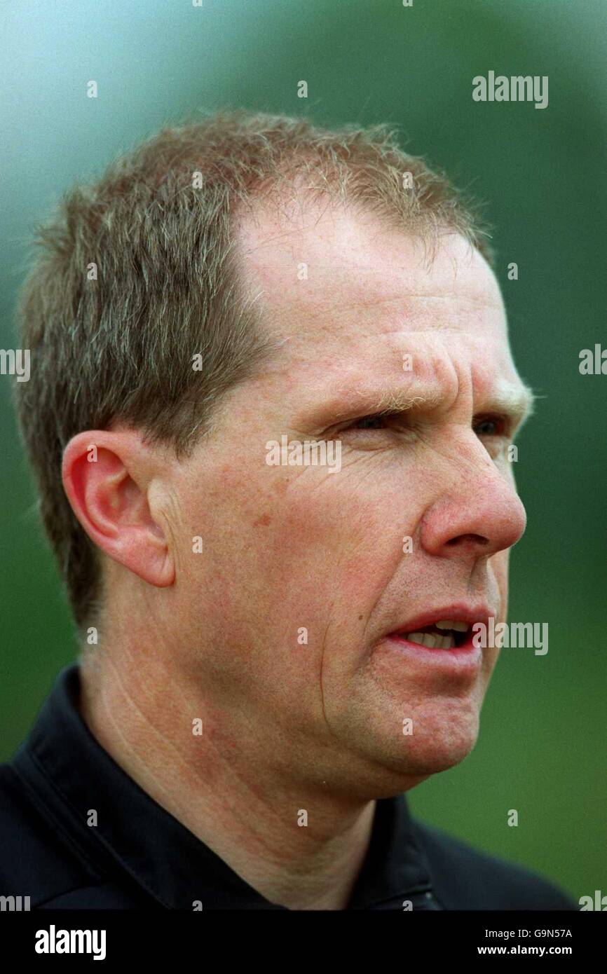 Referee peter jones feature hi-res stock photography and images - Alamy