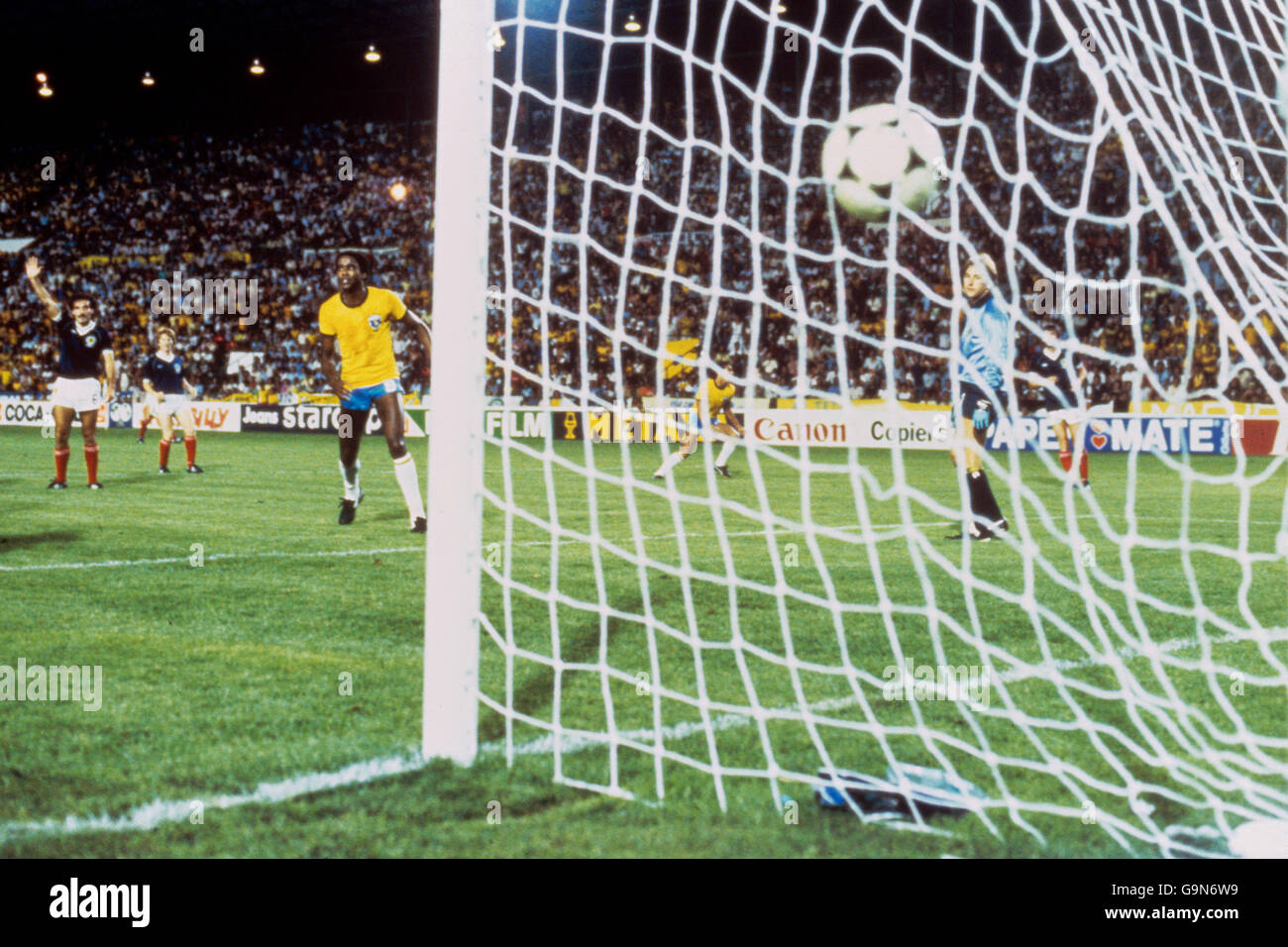 1982 world cup scotland brazil hi-res stock photography and images - Alamy