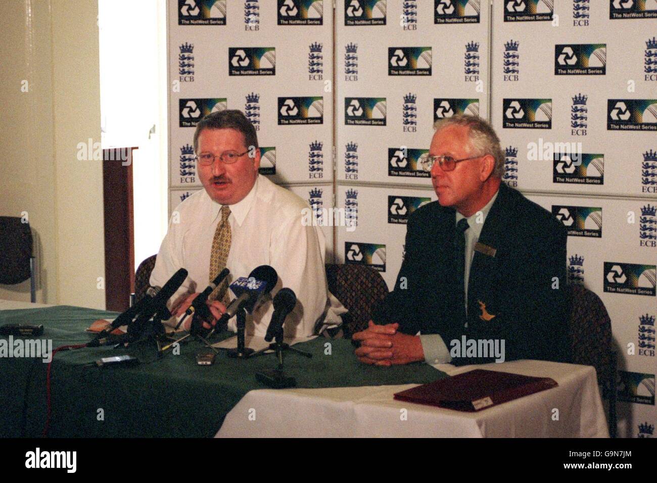 Keep off the cricket pitch hi-res stock photography and images - Alamy