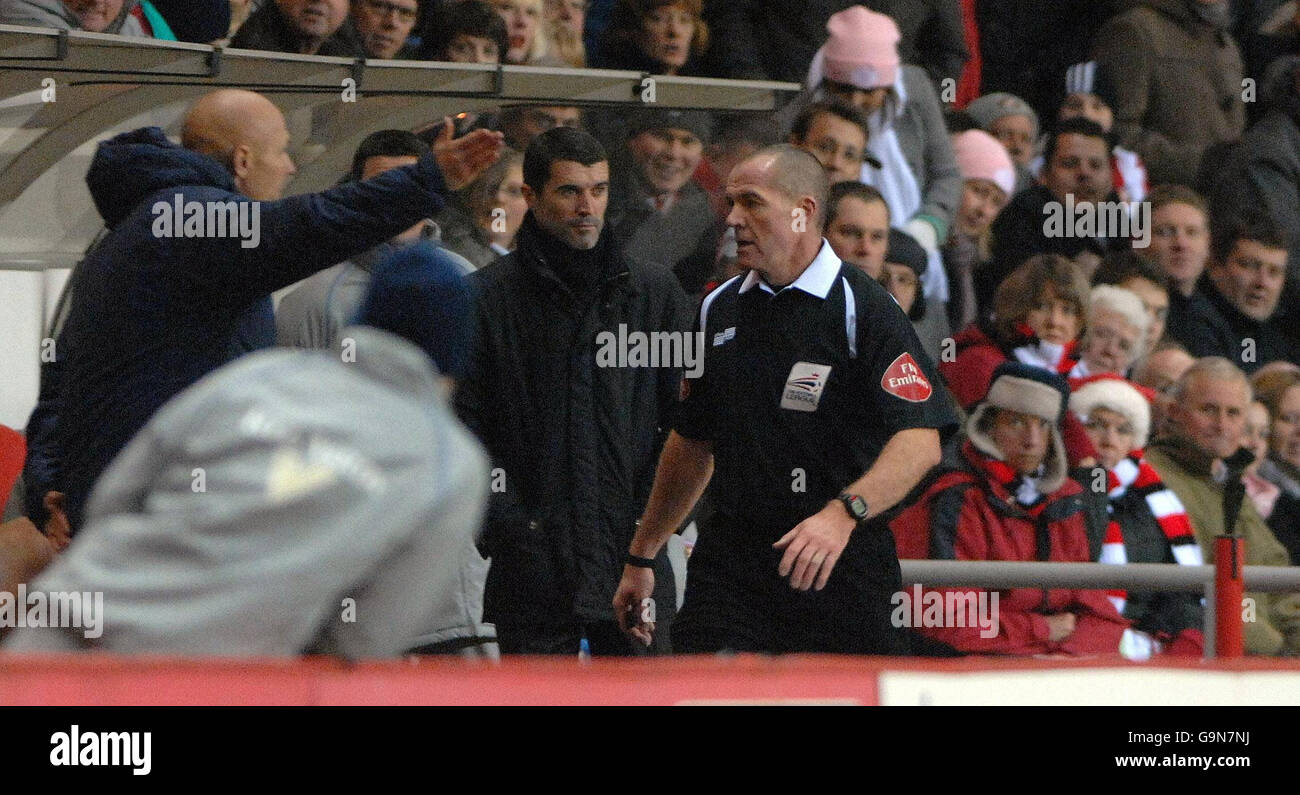 The referee talks to the Leeds bench as Sunderland manager Roy Keane ...