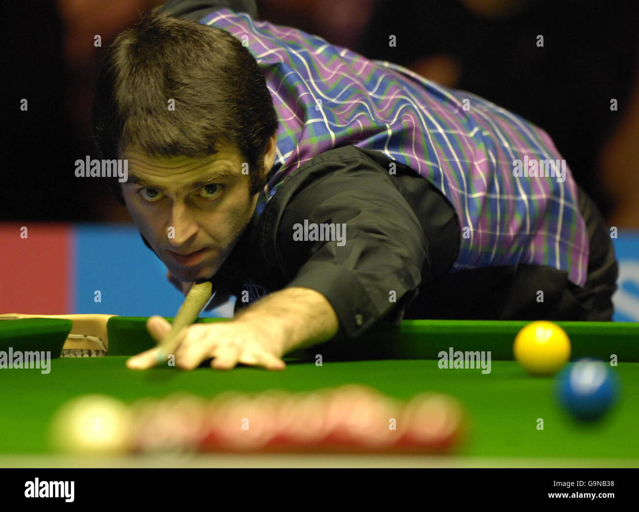 Ronnie osullivan saga insurance masters 2007 wembley arena hi-res stock ...