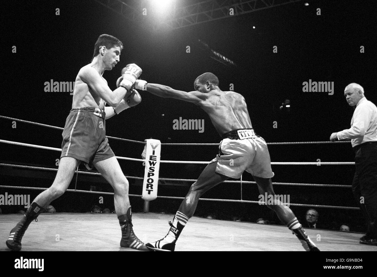 Champion duke mckenzie launches left at challenger dave mcauley hi-res ...