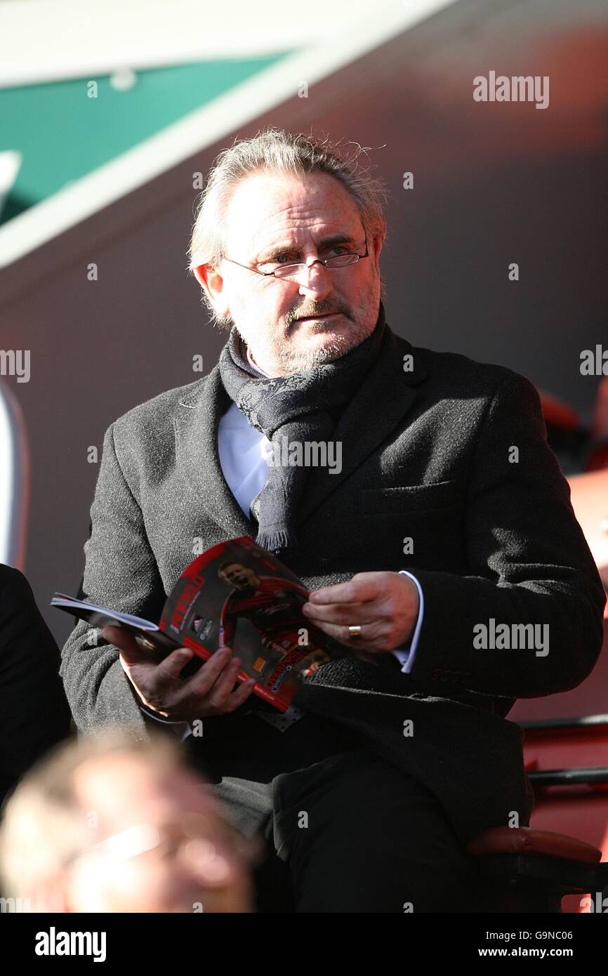 Liverpool chelsea anfield programme hi-res stock photography and images ...