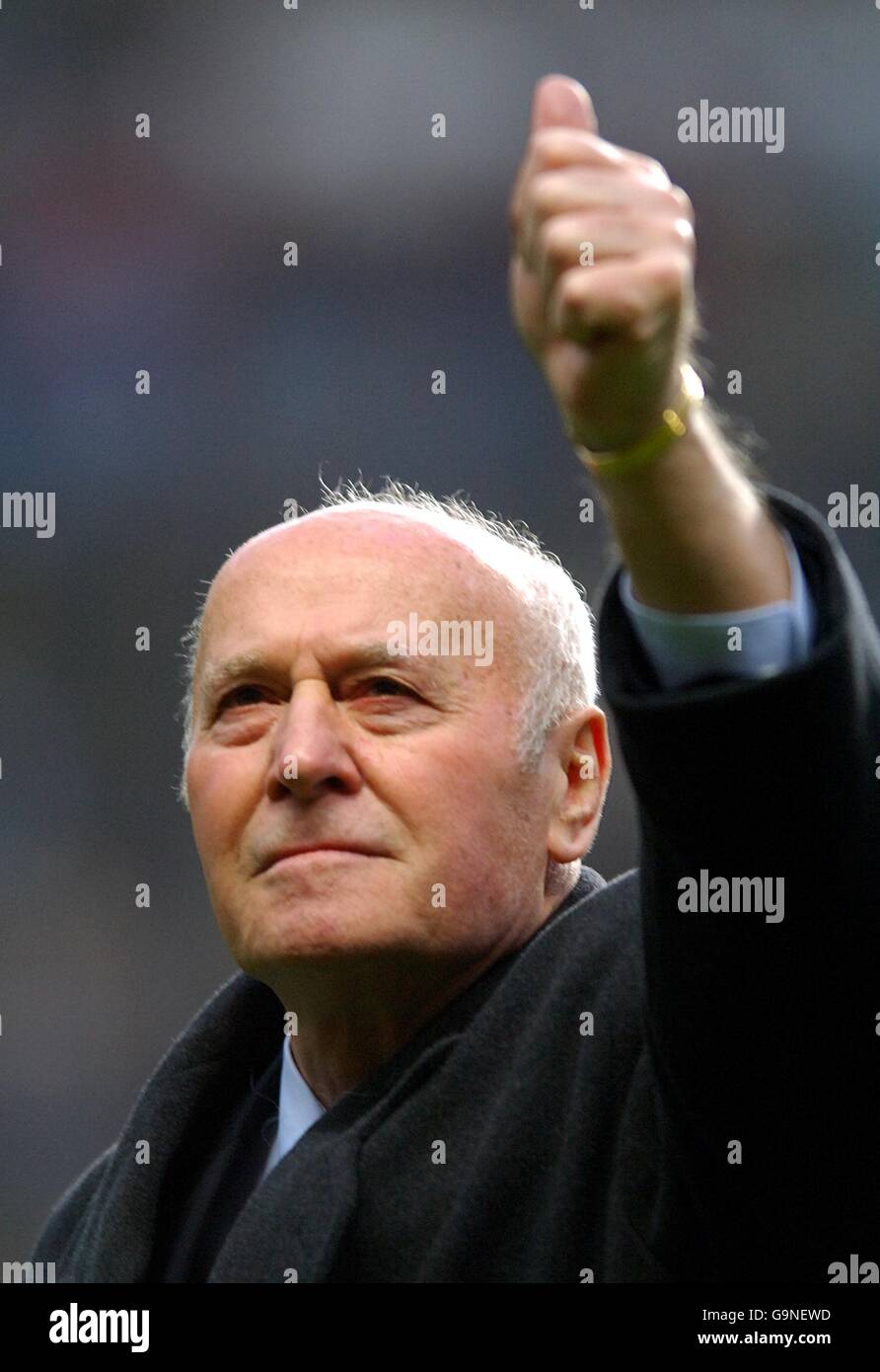 Aston villa manager ron saunders salutes the villa park crowd hi-res ...