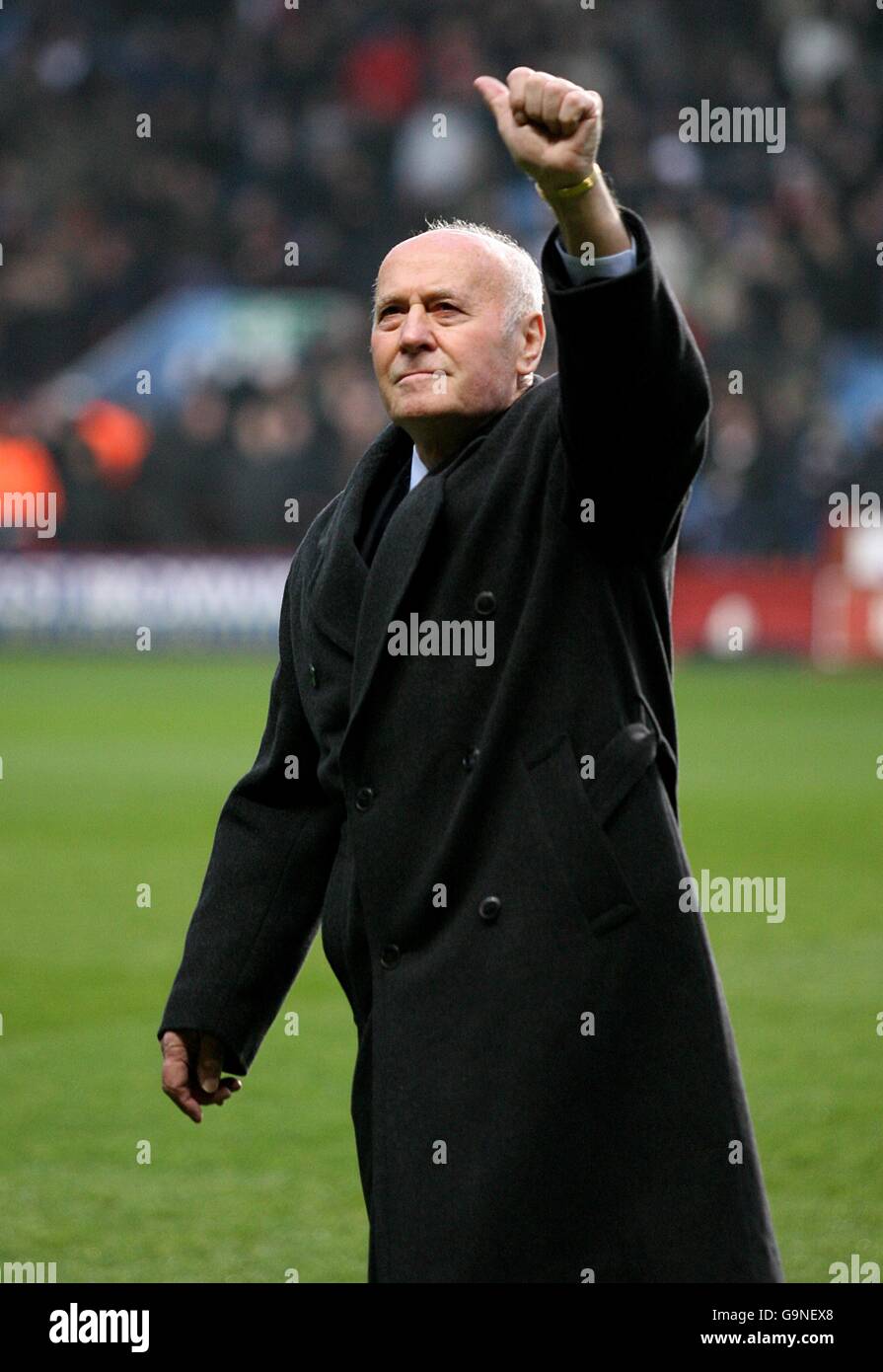 Aston villa manager ron saunders salutes the villa park crowd hi-res ...