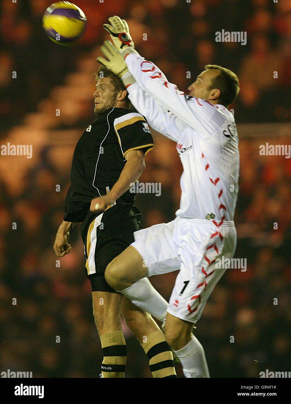 Charlton Athletic's Hermann Hreidarsson (l) and Middlesbrough ...
