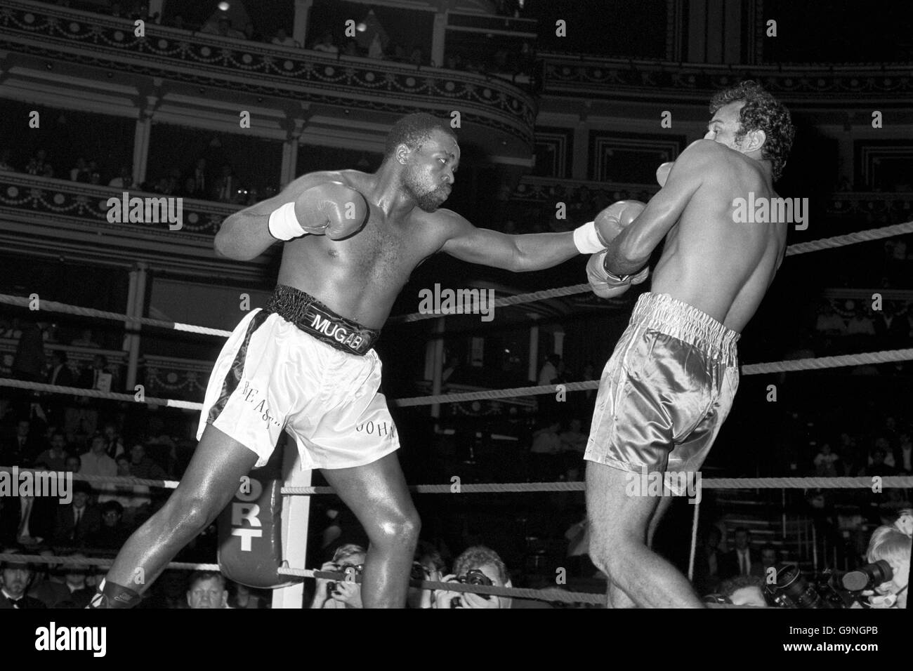 John mugabi v carlos antunes fonseca hi-res stock photography and ...