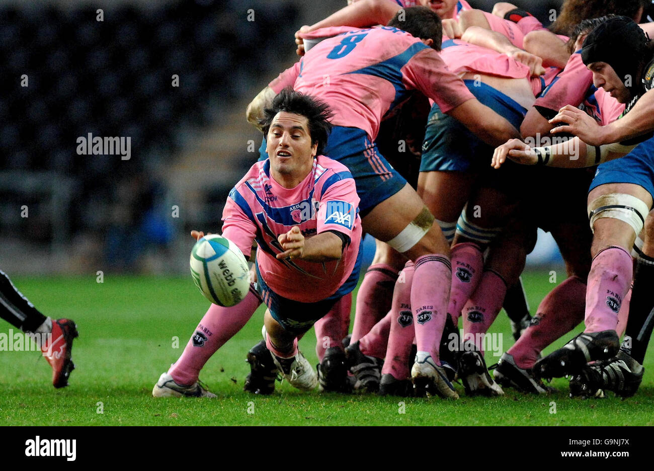 Scrum half passing rugby ball hi-res stock photography and images - Alamy