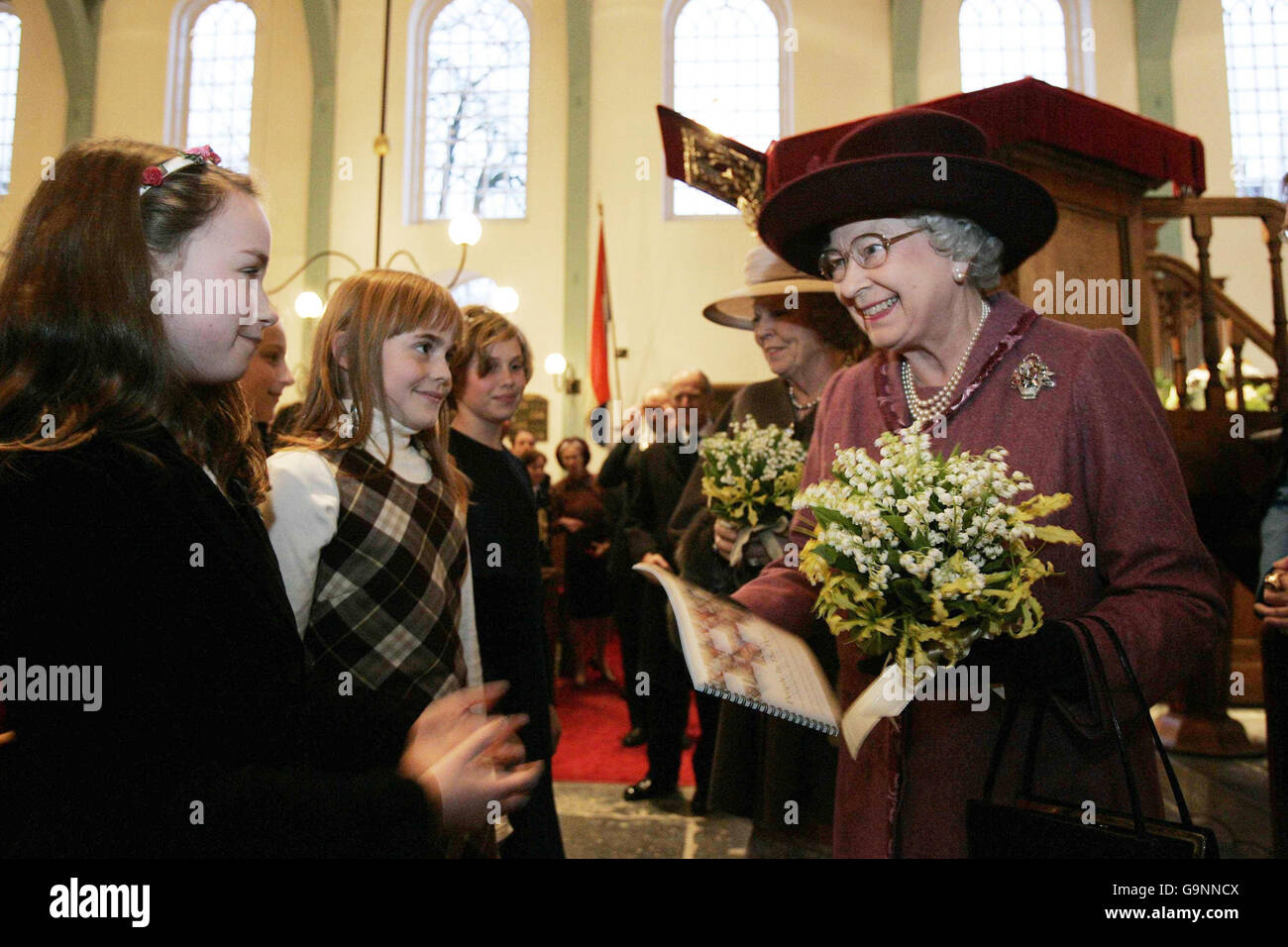 Britain's Queen Elizabeth II (right) and Queen Beatrix of the ...