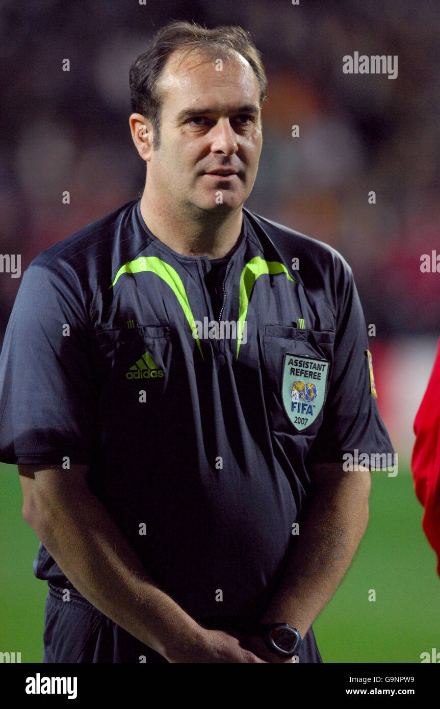 Assistant referee dave bryan hi-res stock photography and images - Alamy