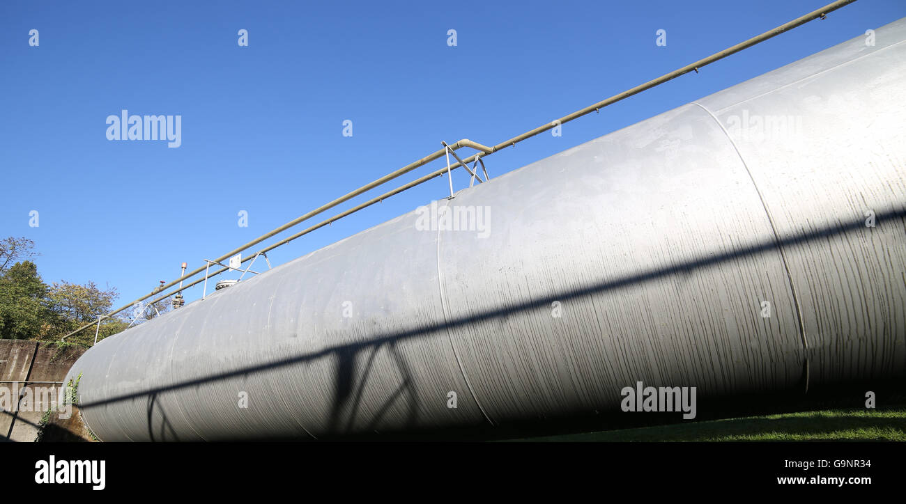 long pressure vessel for the storage of natural gas in the fuel ...