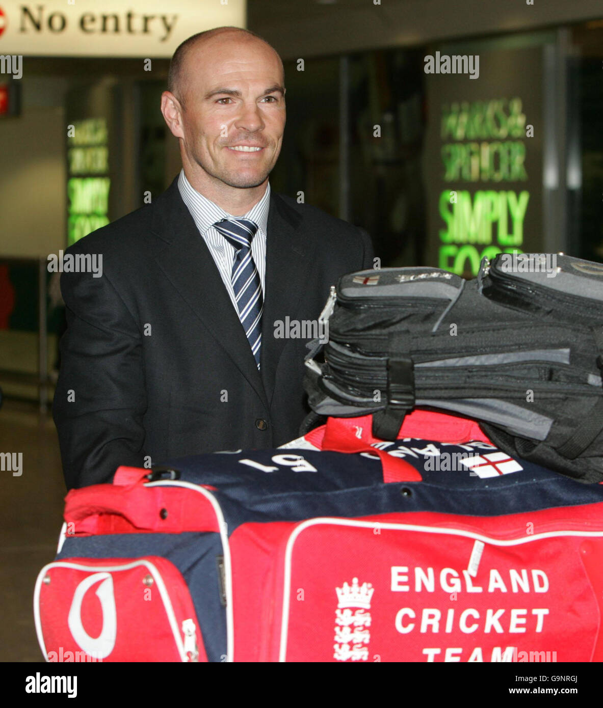 Cricket - England team arrivals - Heathrow Stock Photo - Alamy