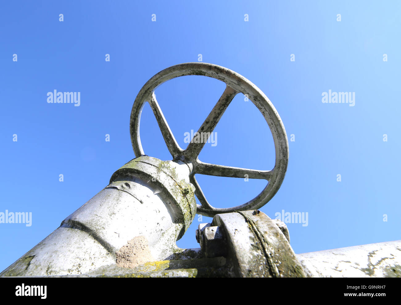 big valve for shutting off the pipe with swivel maneuver to a circular ...