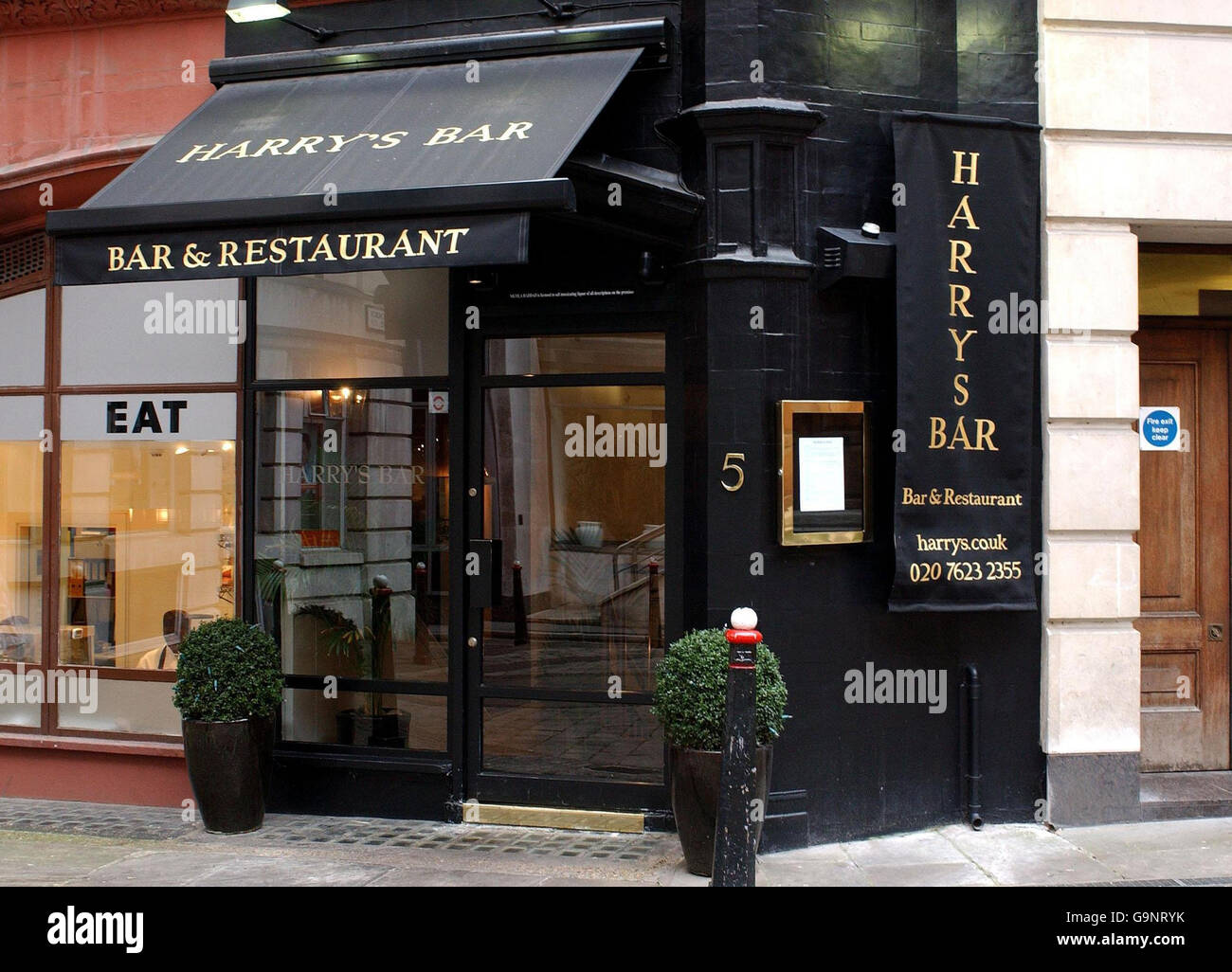 Harrys bar in the city of london hi-res stock photography and images ...