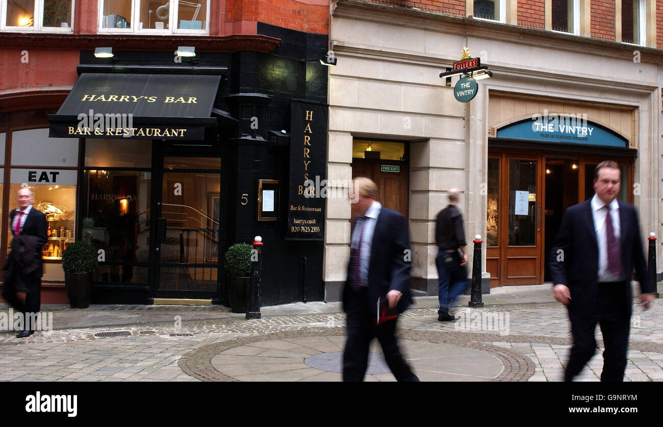 Harrys bar in the city of london hi-res stock photography and images ...